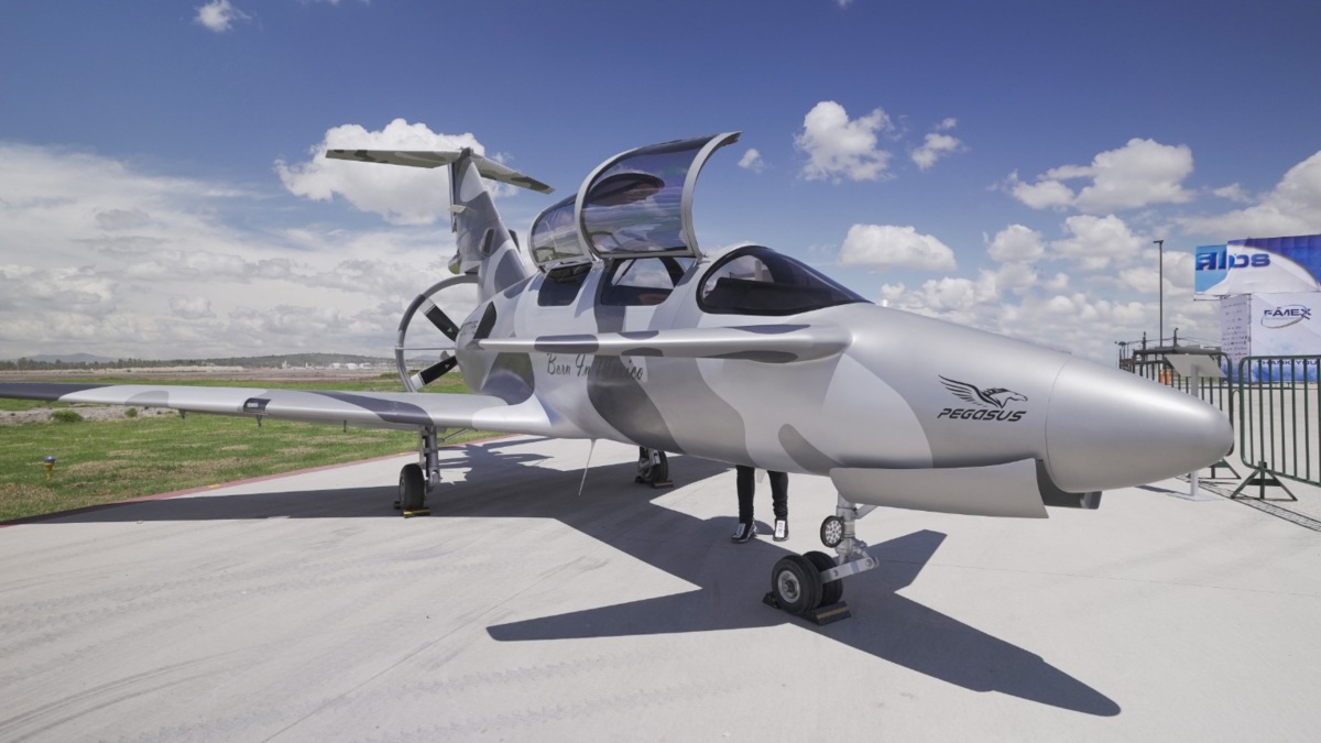 México lanza su primer avión diseñado y fabricado en el país: el Pegasus PE-210A