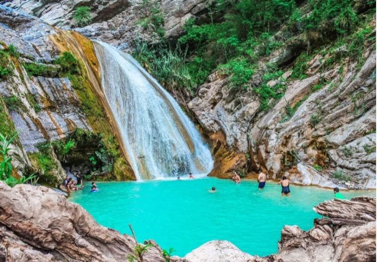 El Aguacate es un oasis turquesa con alberca natural en las colinas de ...